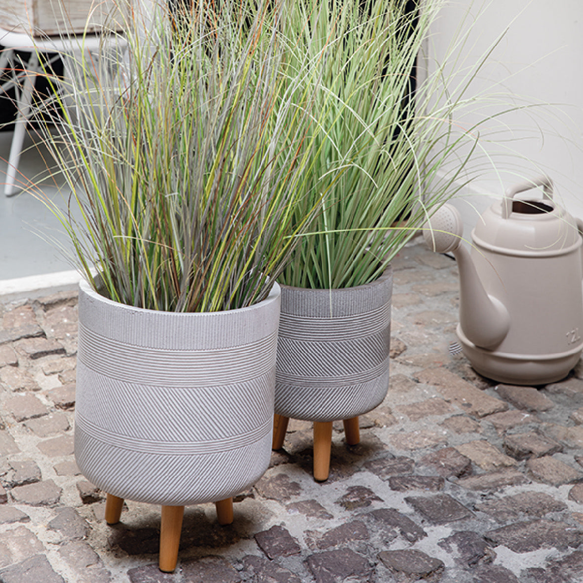 Liam Clay Taupe Small Planter with Legs – Coletta & Tyson Garden Centre